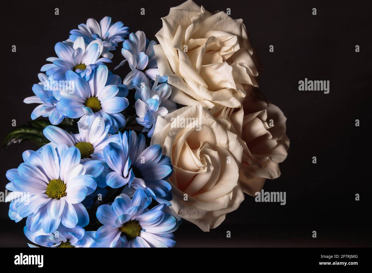 Cream and blue wedding bouquet hi-res stock photography and images - Alamy