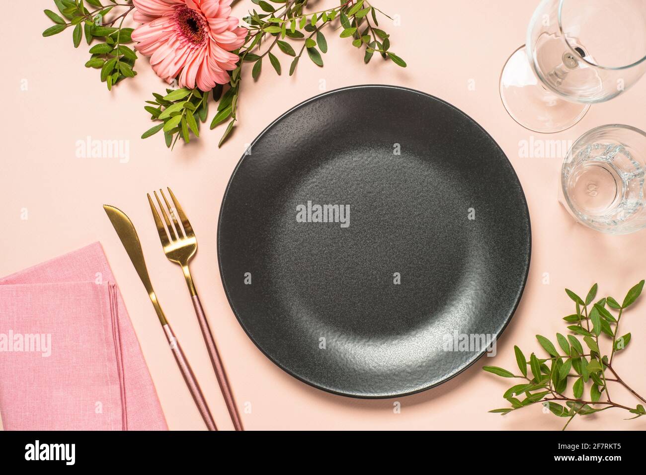 Table setting with plate and flowers top view Stock Photo - Alamy