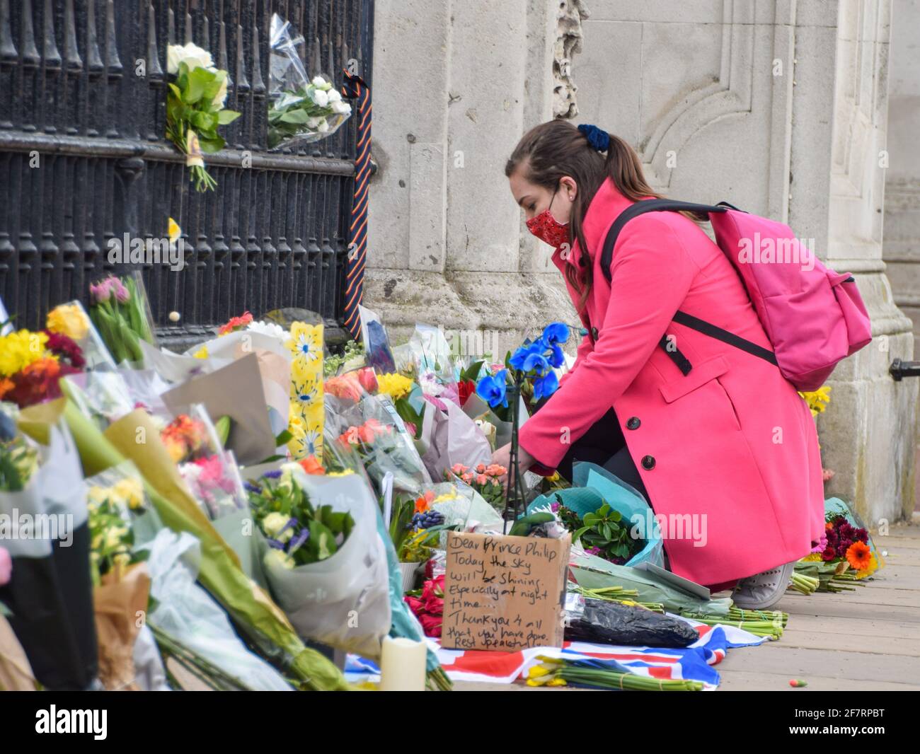 A woman lays flowers outside Buckingham Palace in tribute to Prince ...