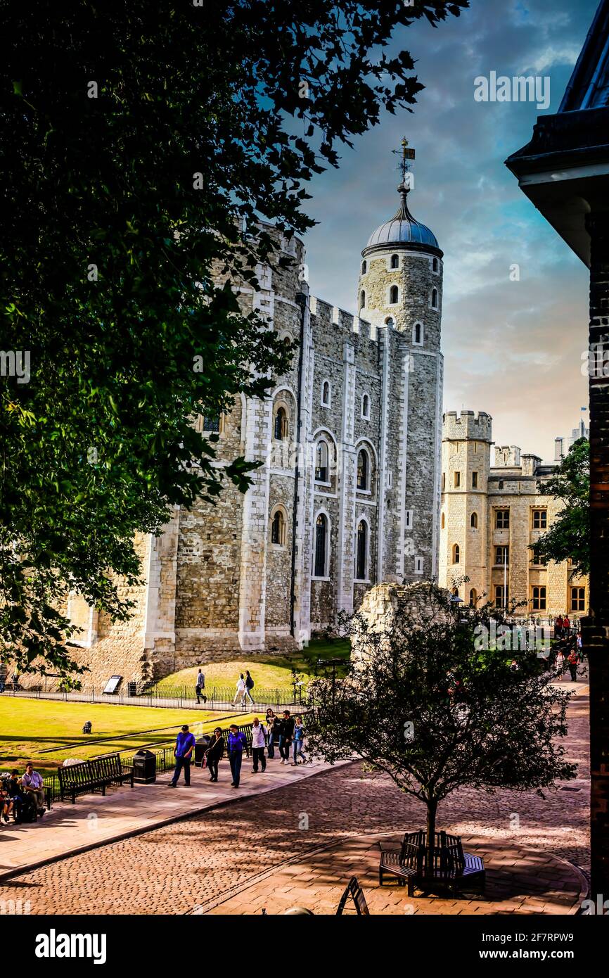 TheWhite Tower in the Tower of London complex Stock Photo - Alamy
