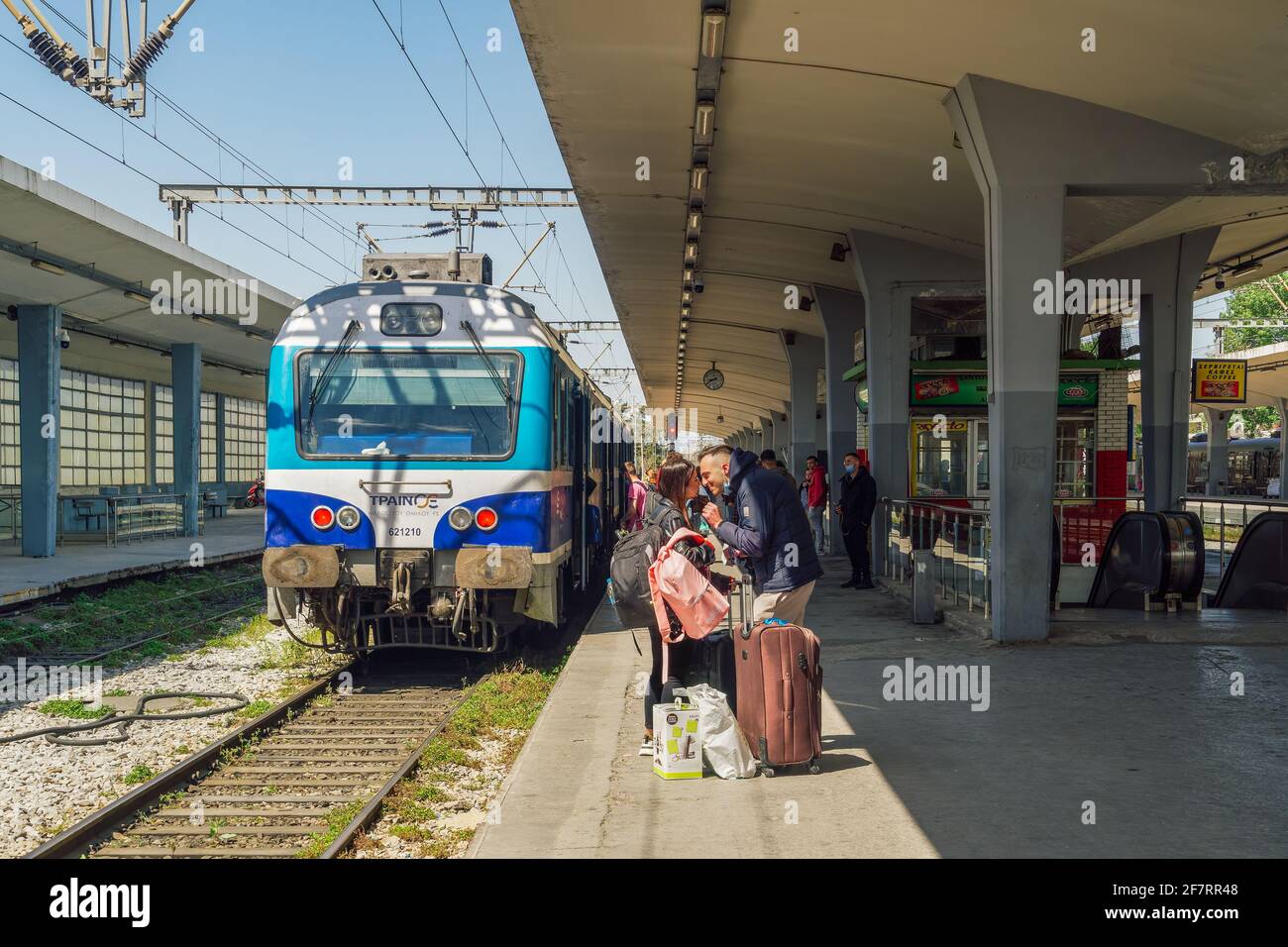 Couple saying goodbye train hi-res stock photography and images - Alamy