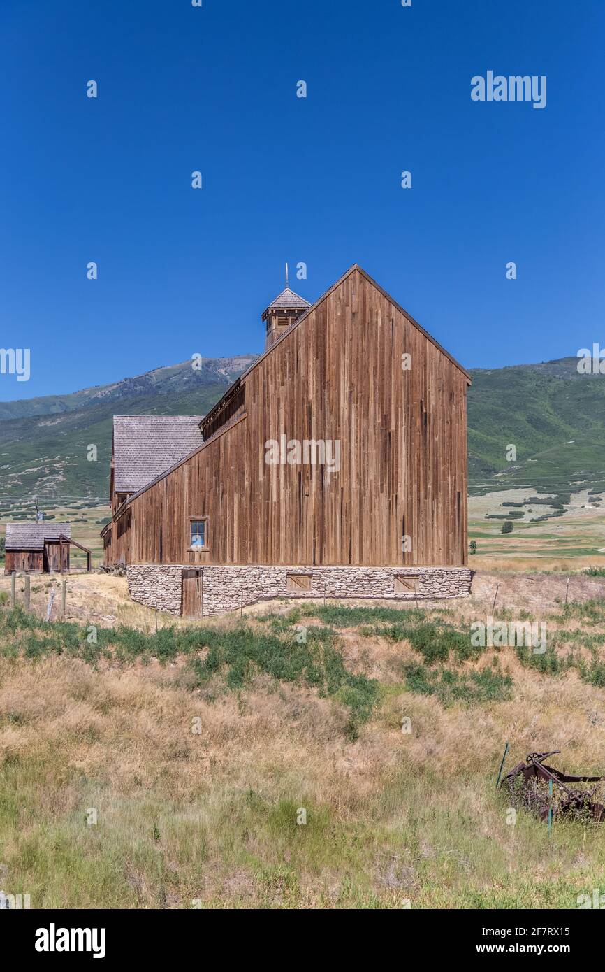 Side view of a country mountain barn Stock Photo - Alamy