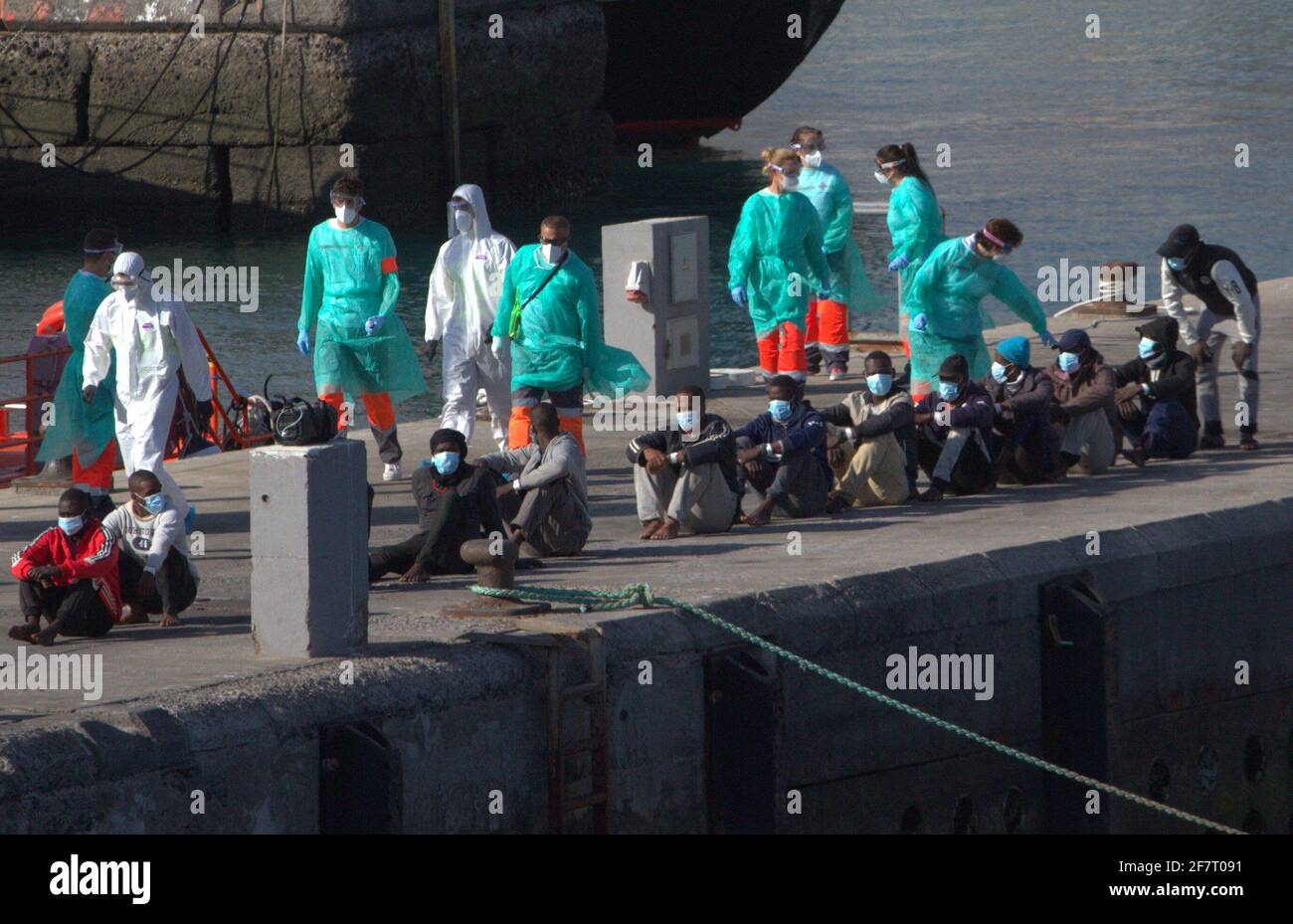 The Salvamar Alborán boat has escorted a cayuco with thirteen sub ...