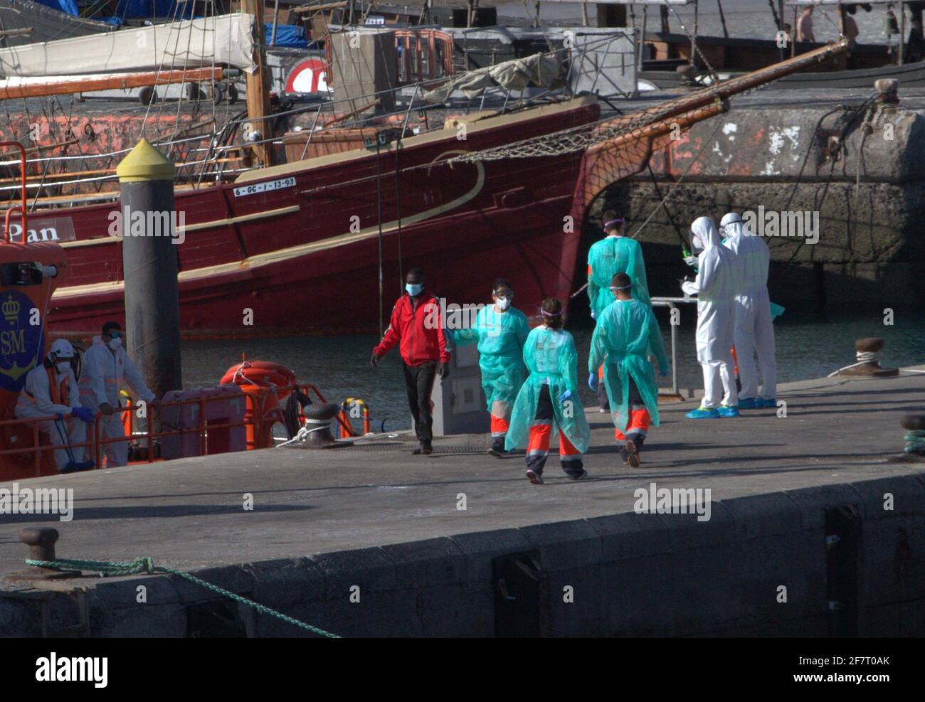 The Salvamar Alborán boat has escorted a cayuco with thirteen sub ...