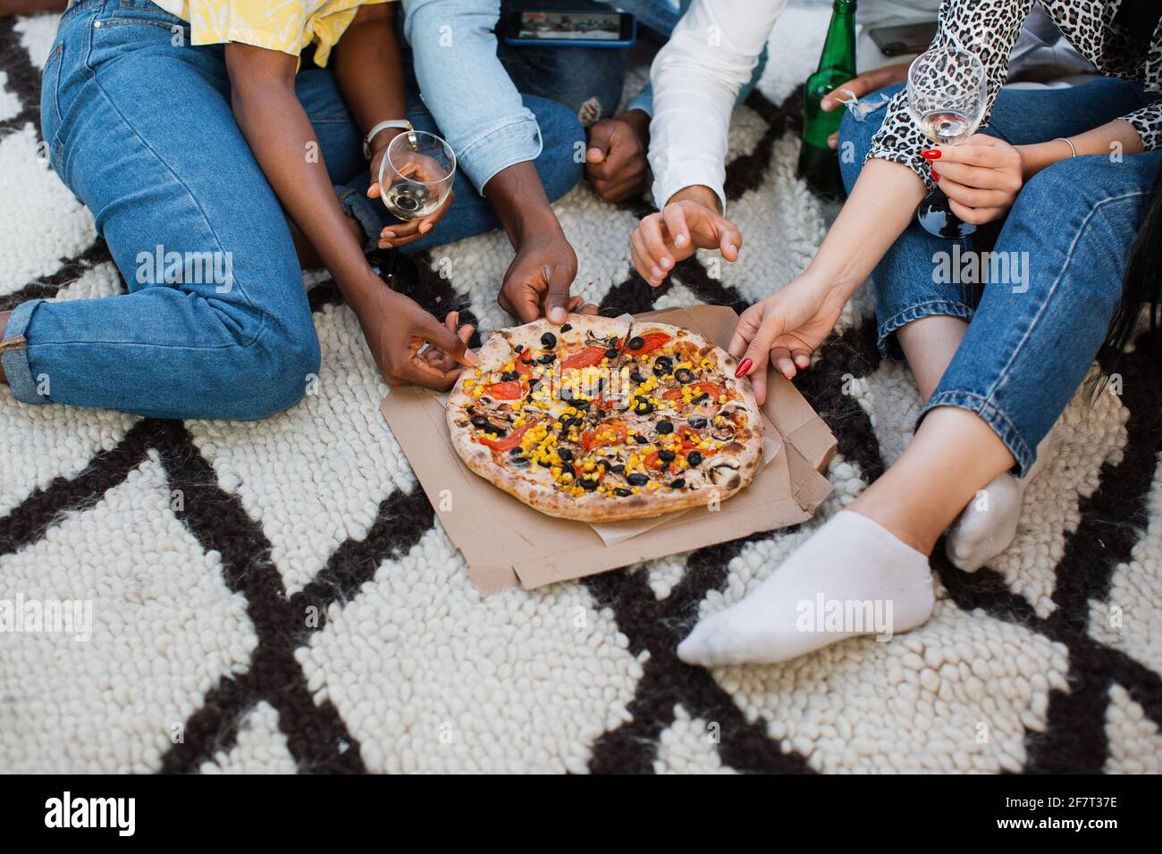 Four friends sharing pizza hi-res stock photography and images - Alamy