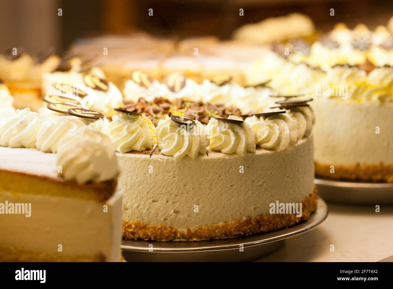 yummy torte in the display of a bakery Stock Photo - Alamy