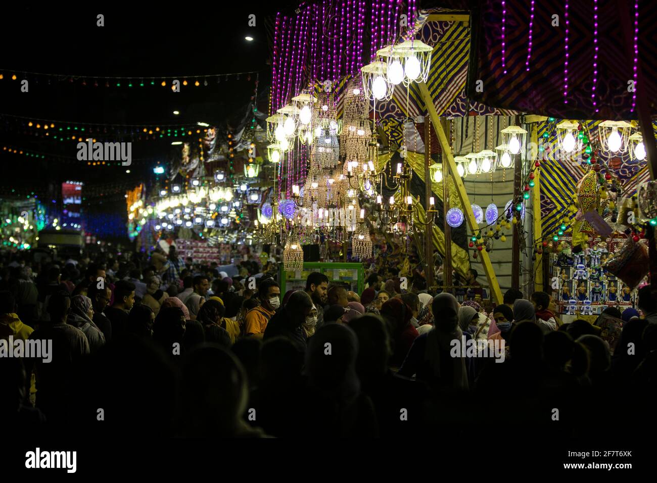 Ramadan lanterns people hi-res stock photography and images - Alamy