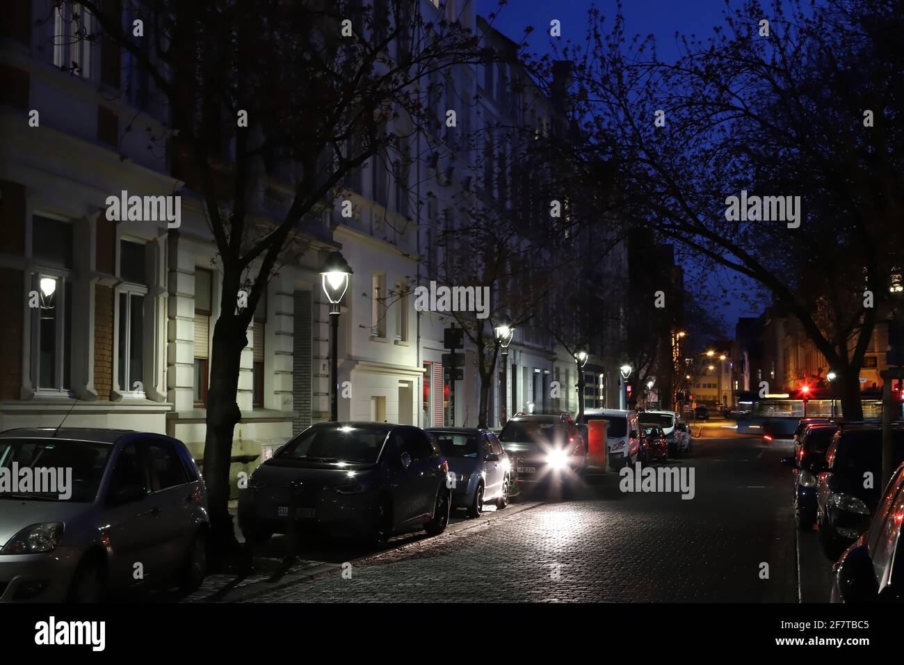 night time city street Stock Photo - Alamy