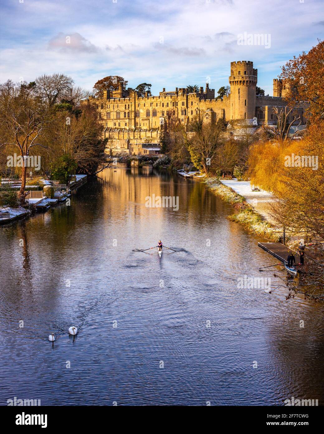 Warwick castle rowing boat hi-res stock photography and images - Alamy