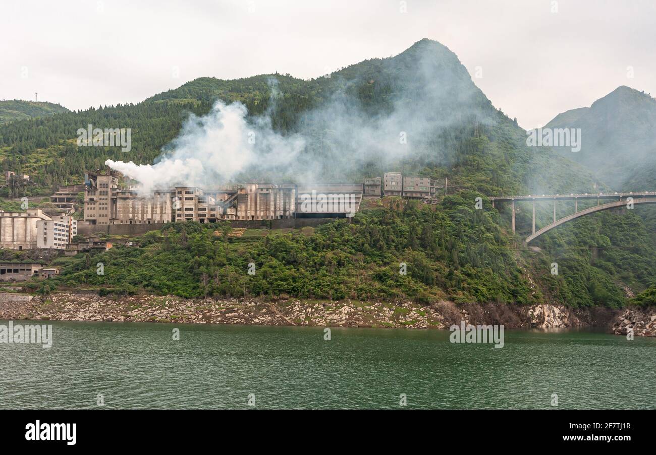 Cement factory along yangtze river hi-res stock photography and images ...
