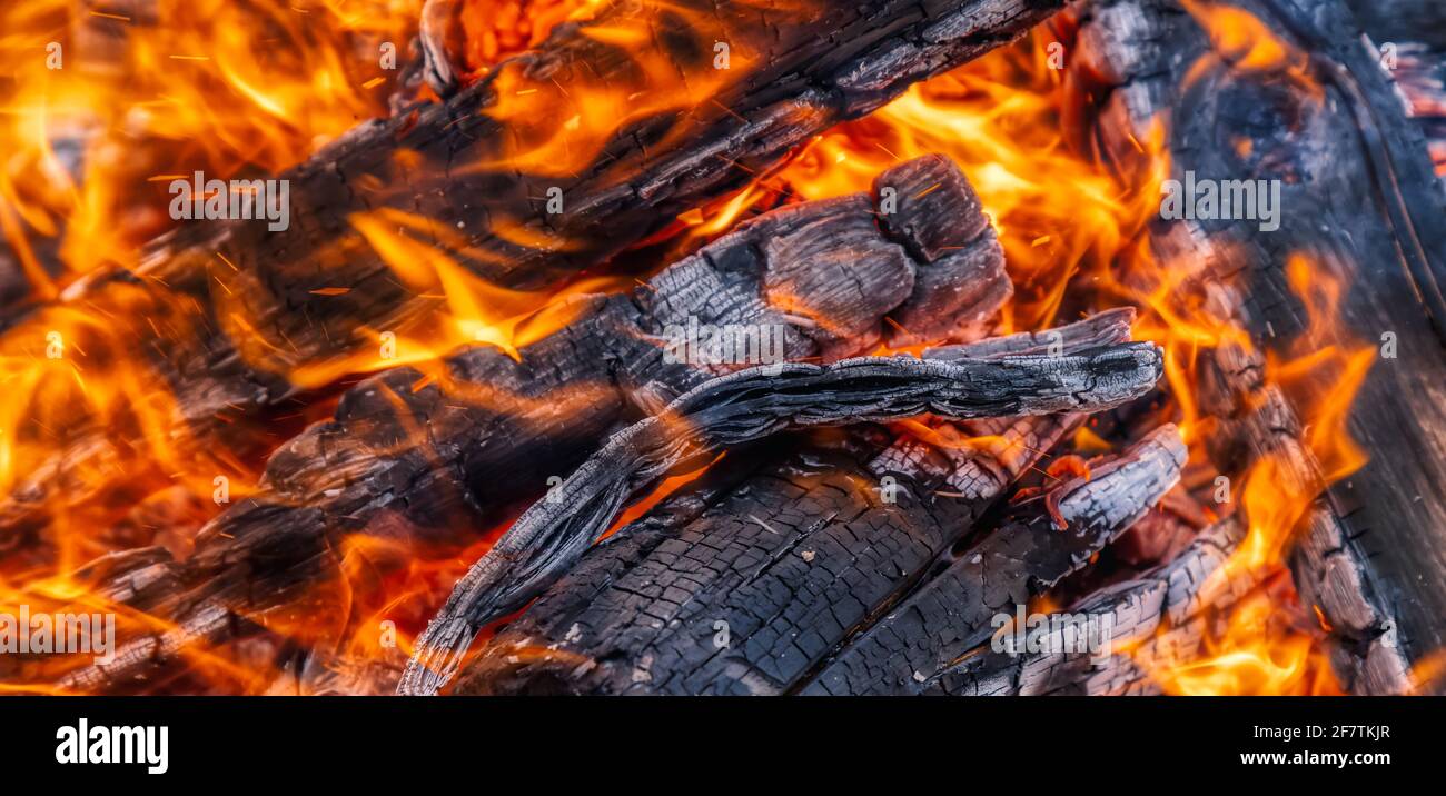 Close up picture of wood burning in a camp fire Stock Photo - Alamy