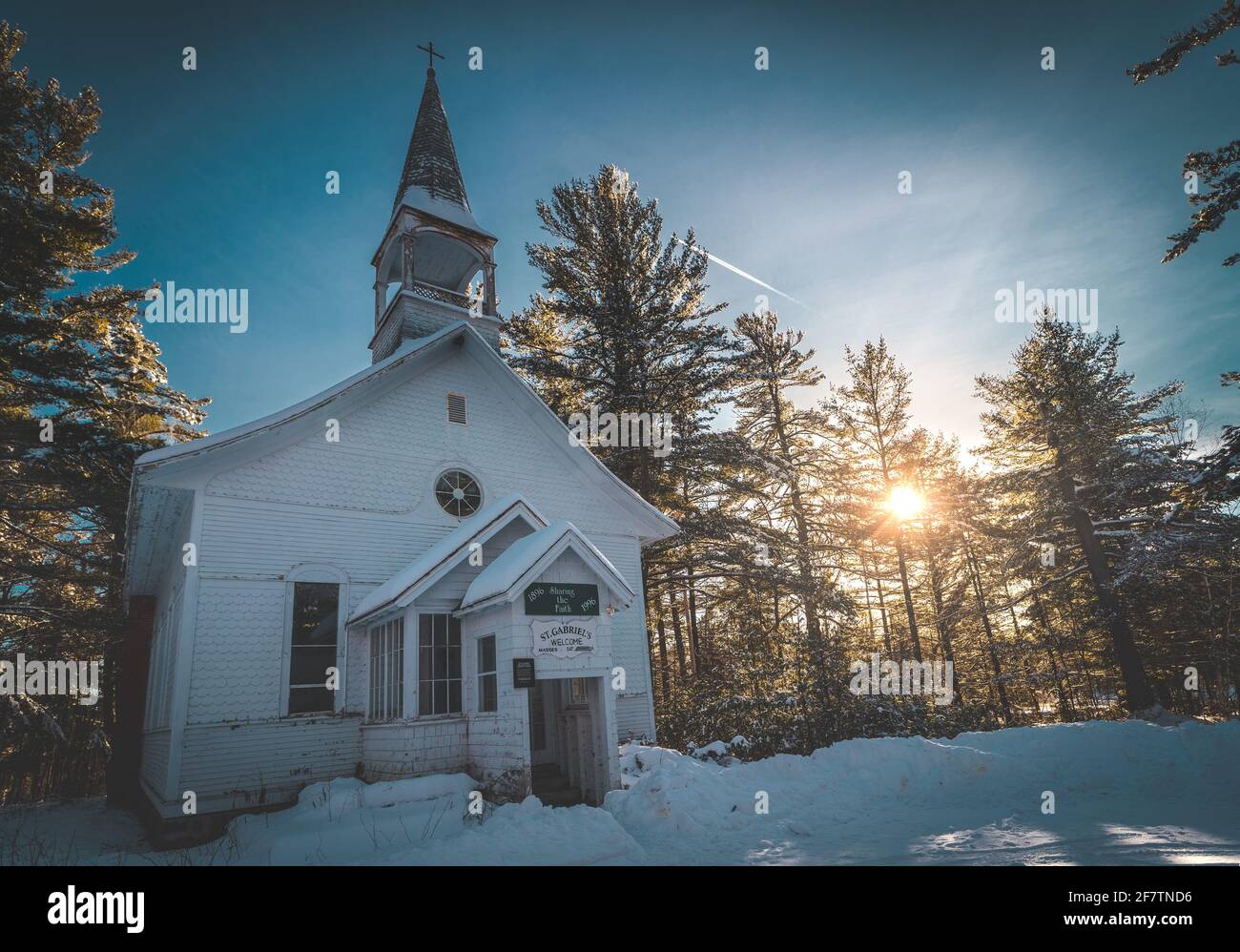 Historic snowy church hi-res stock photography and images - Alamy