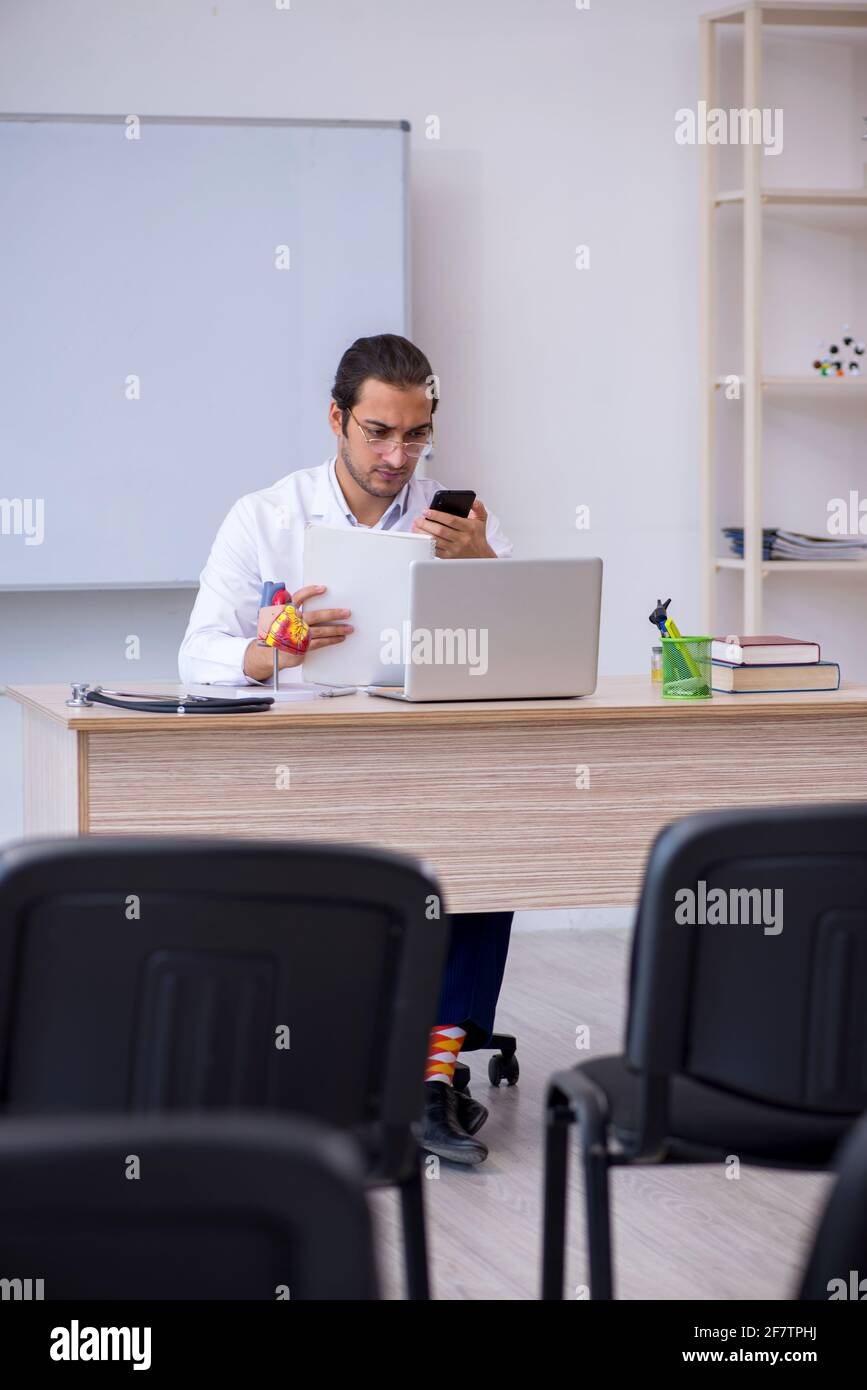 Young doctor giving seminar in the classroom Stock Photo - Alamy