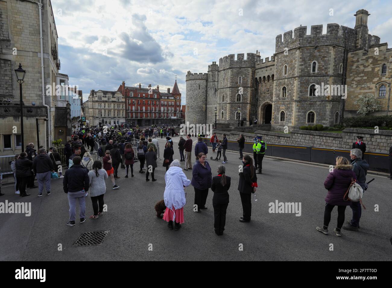 Windsor, Britain. 9th Apr, 2021. Members of the public gather at ...