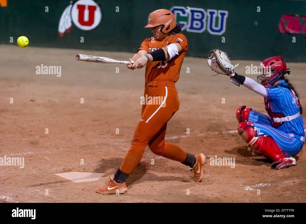 The Texas Longhorns Woman´s Softball Team Faces Off Against The Ole ...