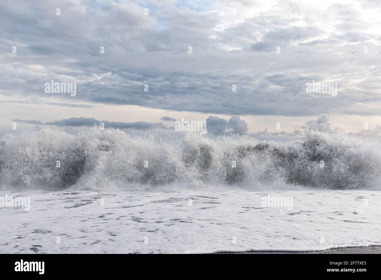 Rumbling waves hi-res stock photography and images - Alamy