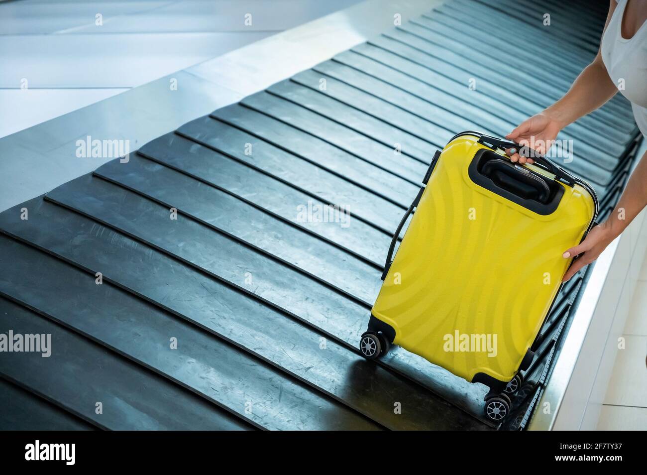 Luggage carousel woman hi-res stock photography and images - Alamy
