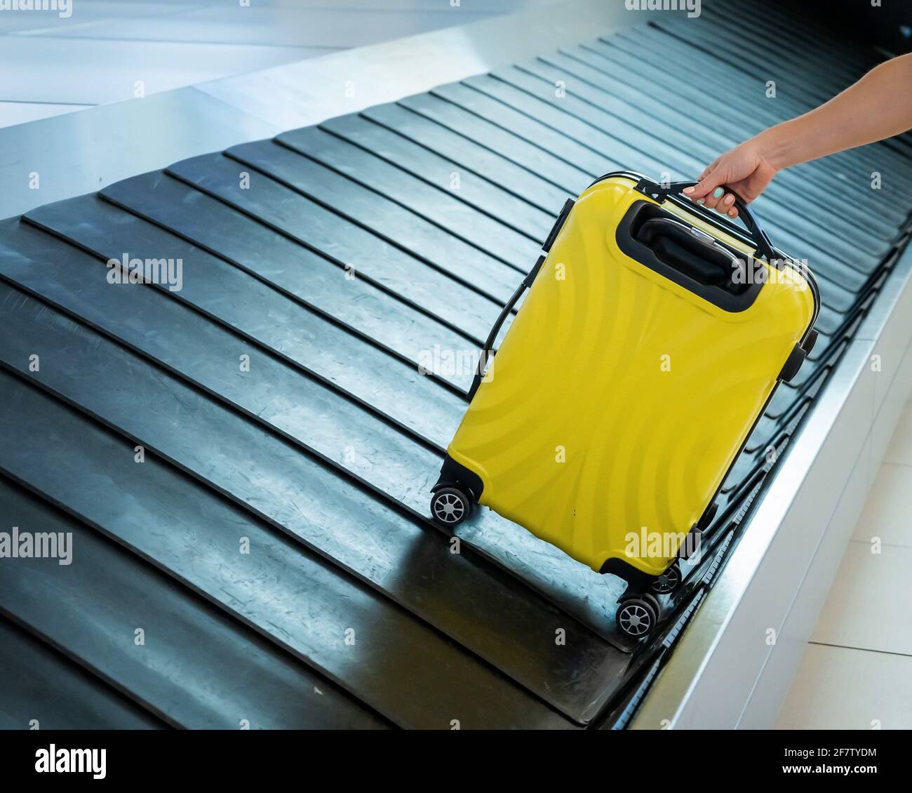 Luggage carousel woman hi-res stock photography and images - Alamy