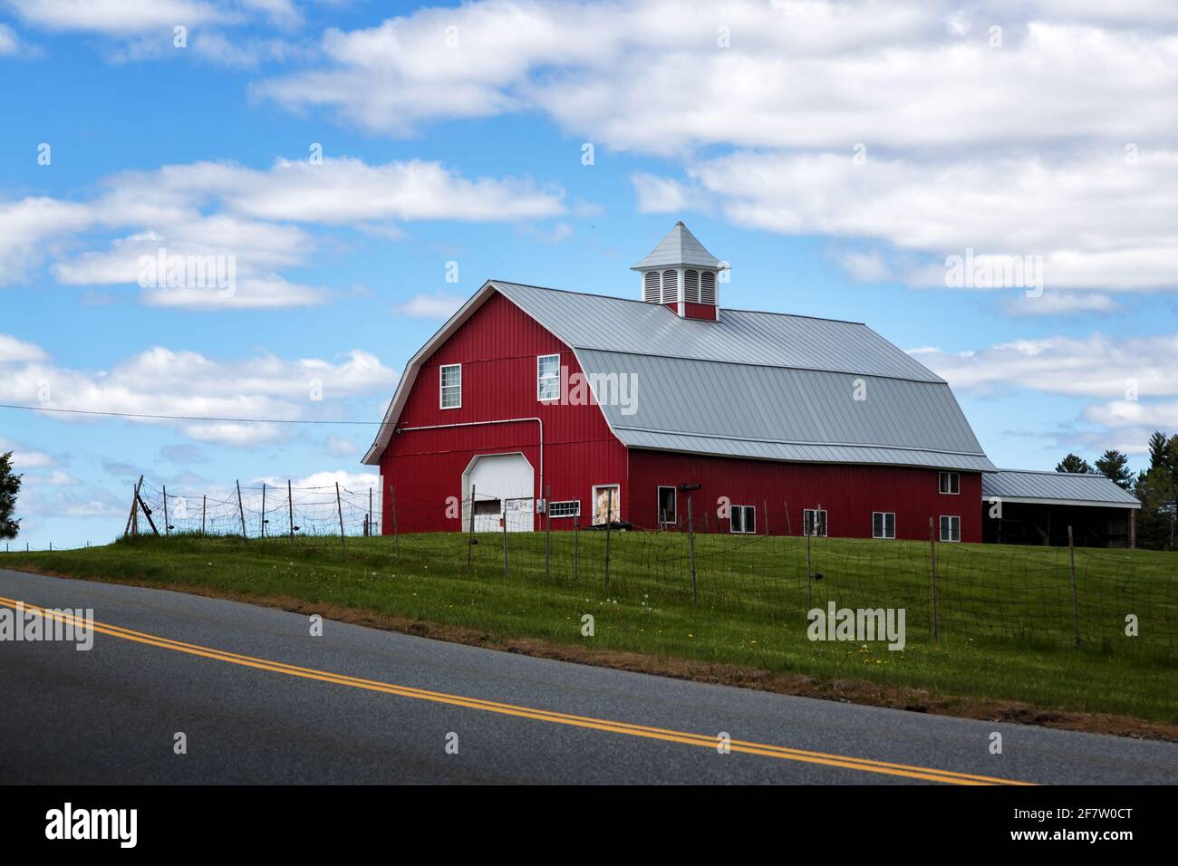 Beautiful red barn landscape hi-res stock photography and images - Alamy