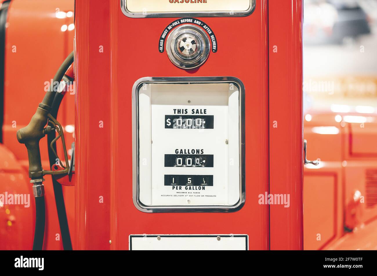 Full service gas station hi-res stock photography and images - Alamy