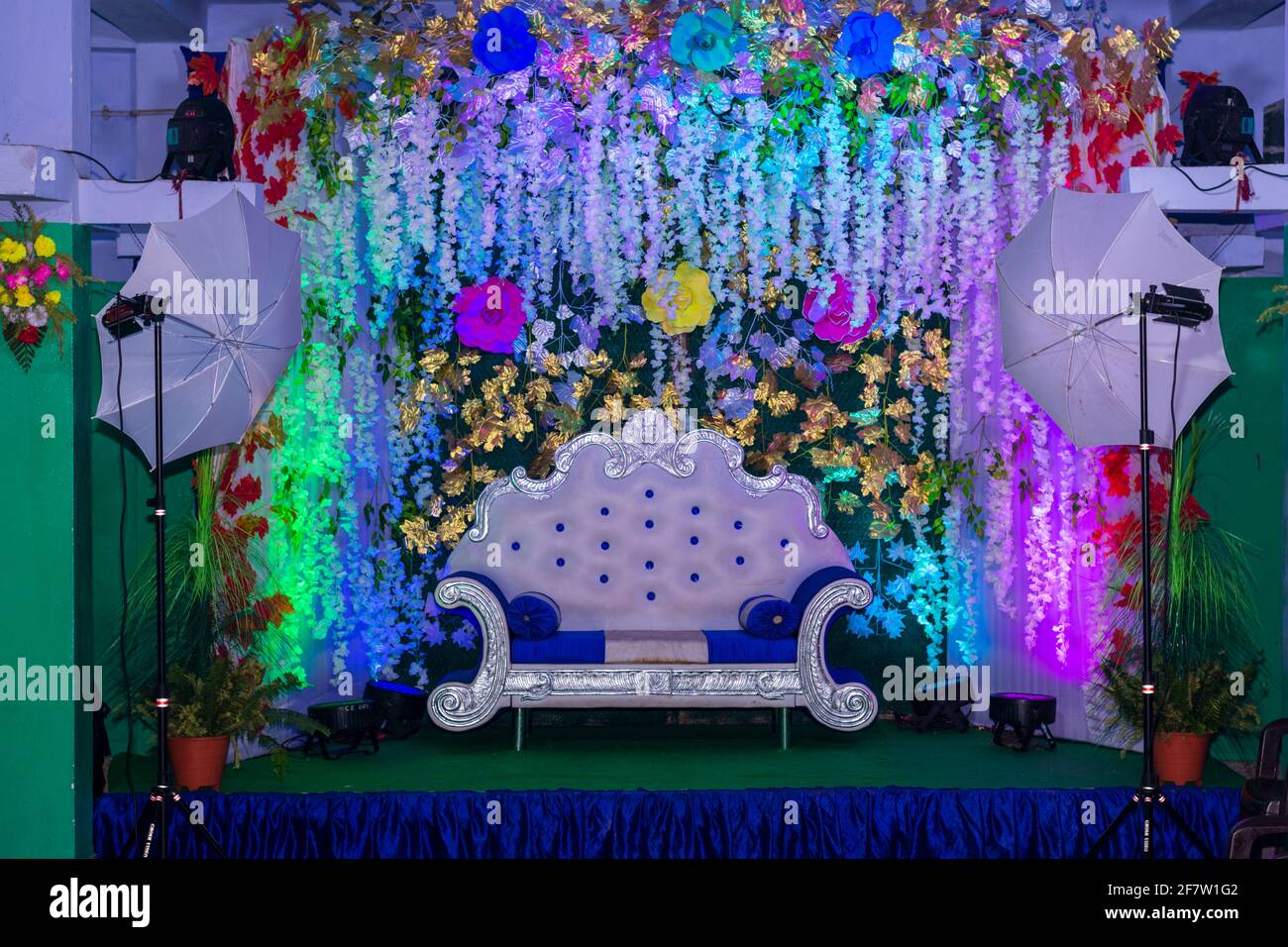 Indian bride and groom chair hi-res stock photography and images - Alamy