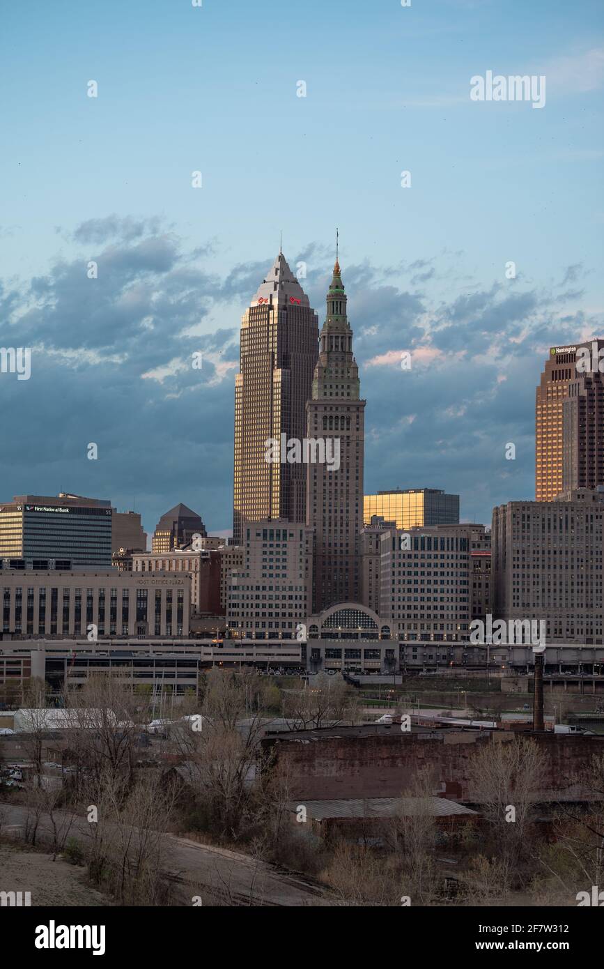 cleveland ohio skyline at sunset Stock Photo - Alamy