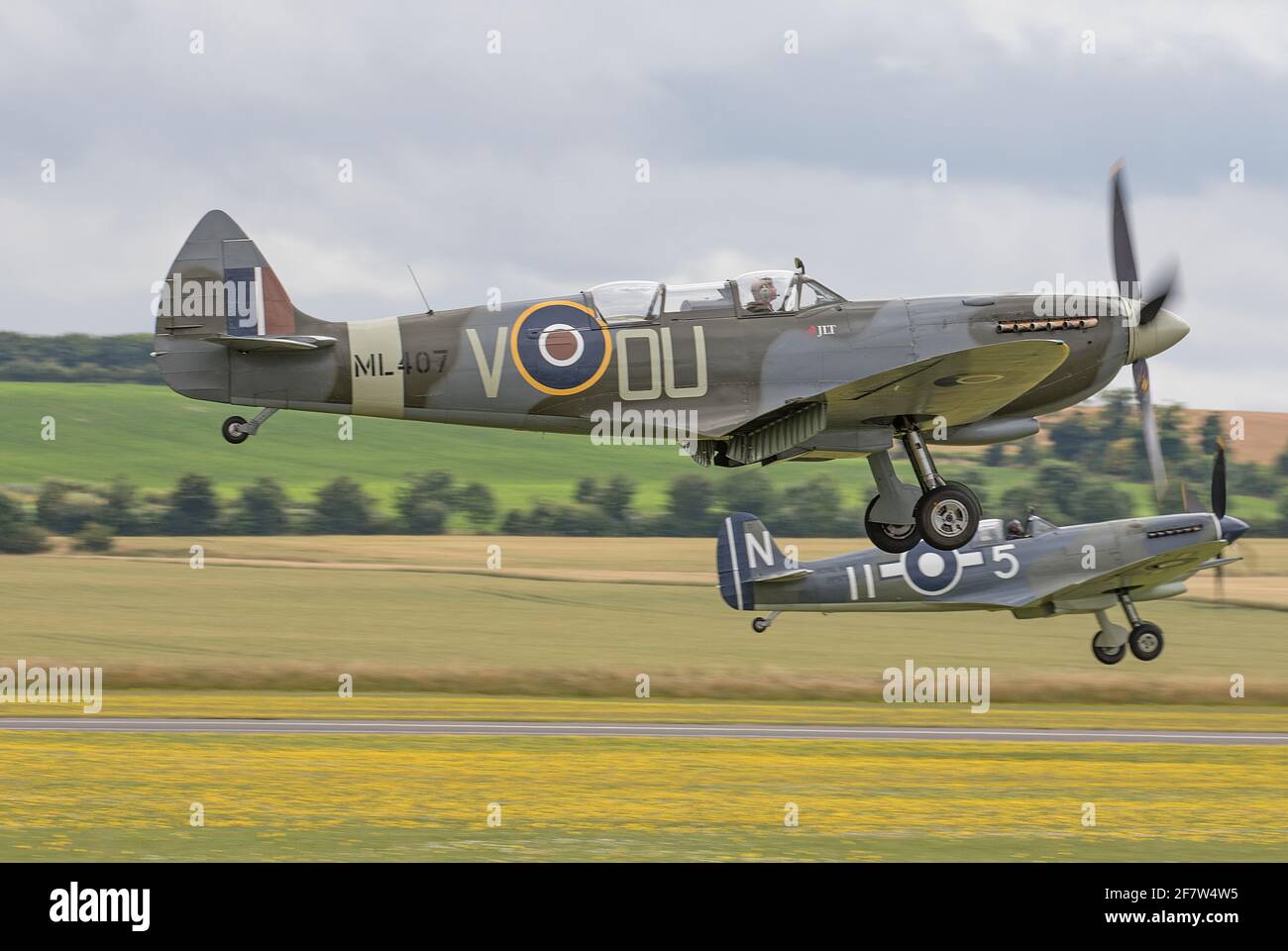 Spitfire landing hi-res stock photography and images - Alamy