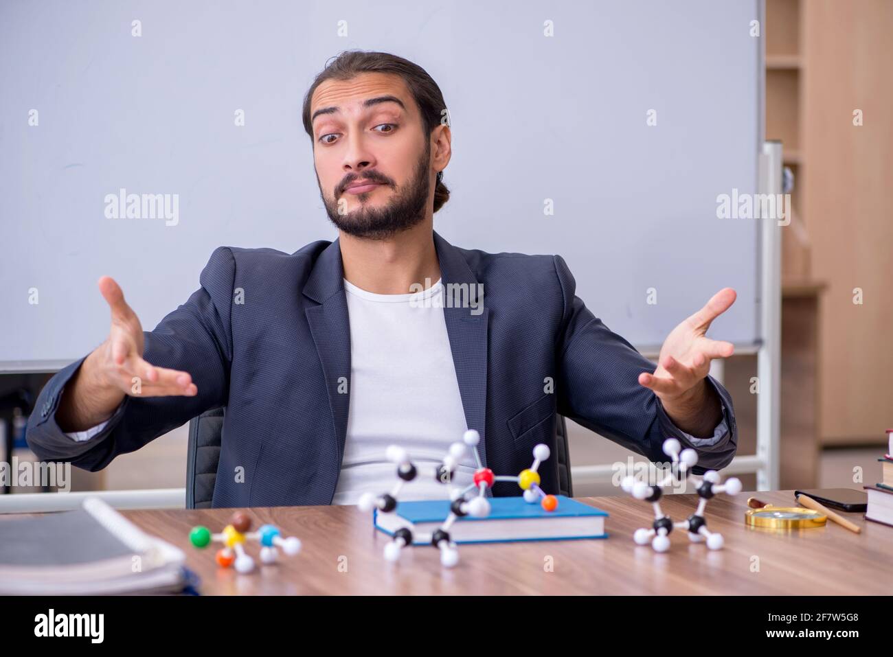 Young teacher physicist in the classroom Stock Photo - Alamy