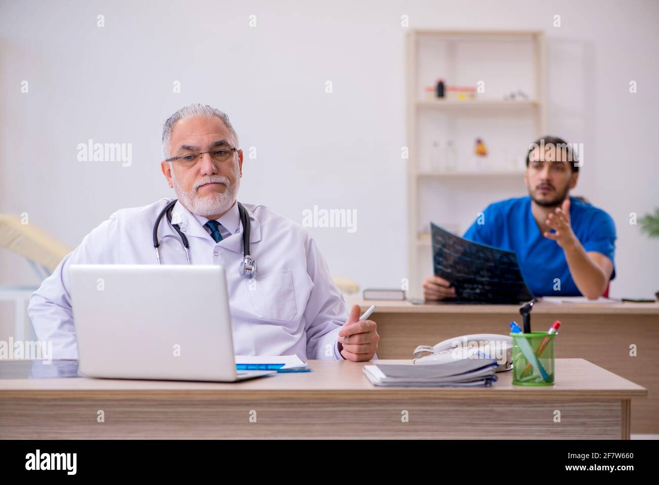 Two doctors telehealth hi-res stock photography and images - Alamy