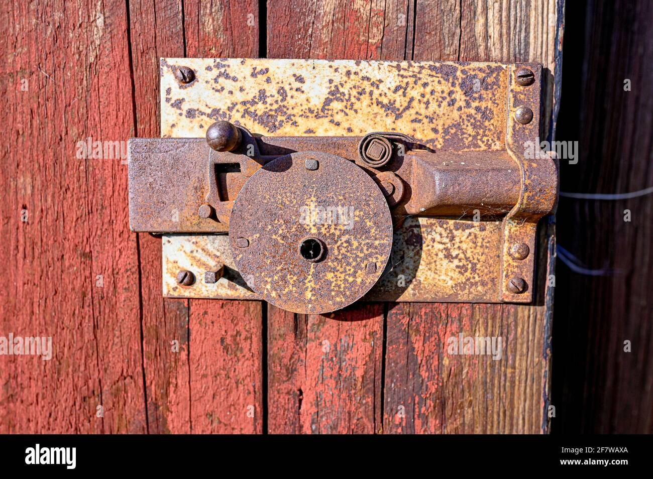 old lock sitting on a red barn door Stock Photo - Alamy