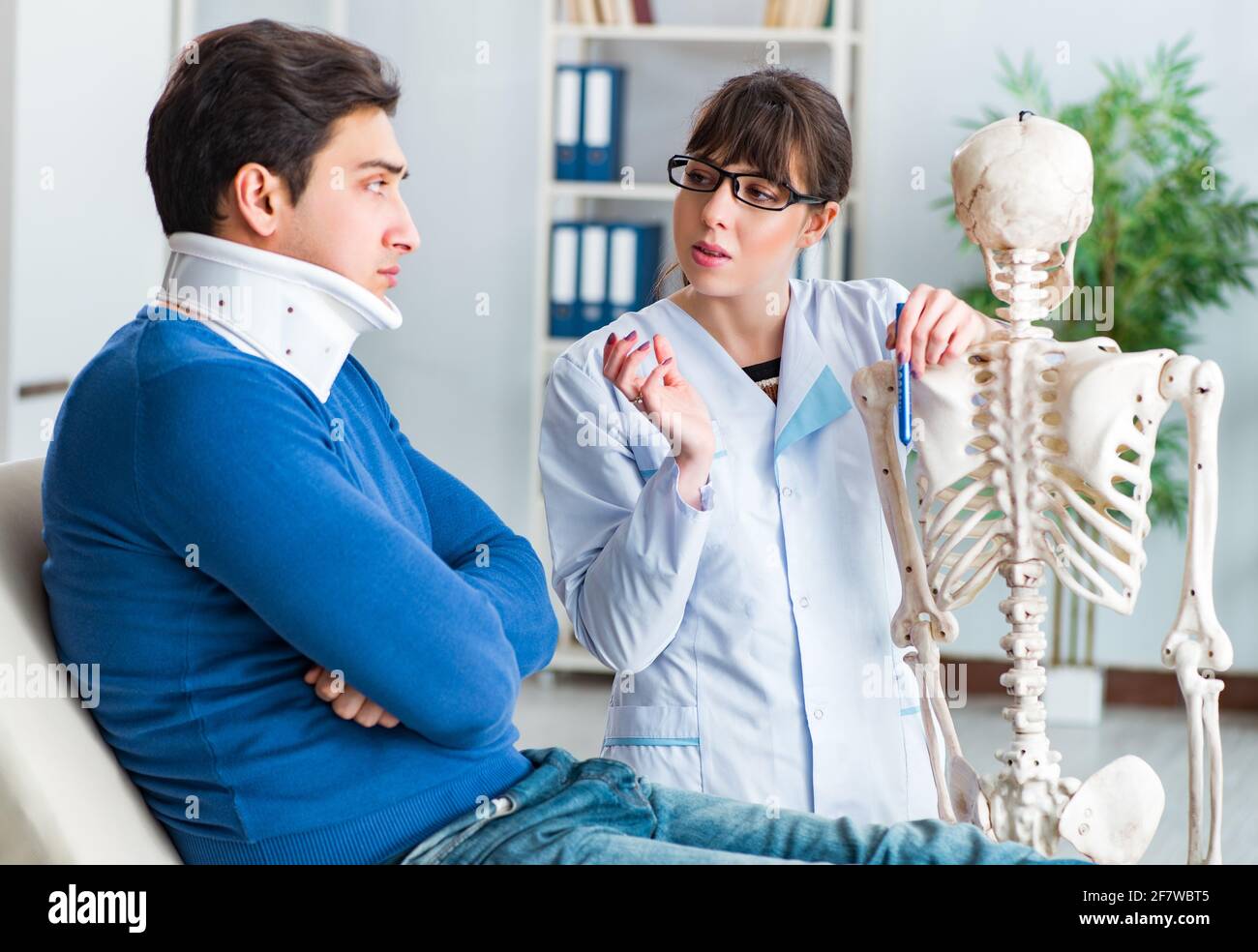 The doctor is explaining to patient with neck injury Stock Photo - Alamy