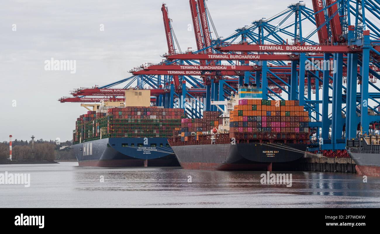 Container port congestion hi-res stock photography and images - Alamy