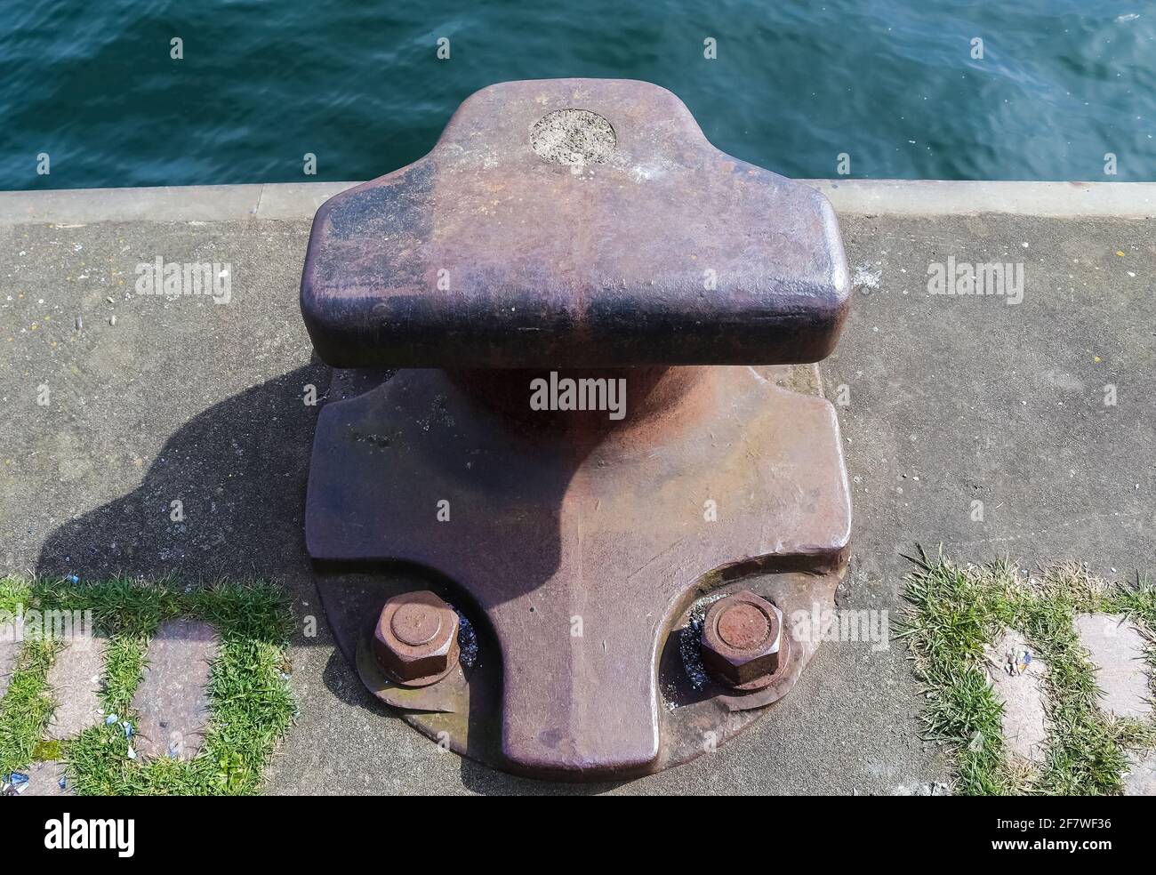 Ships bollard hi-res stock photography and images - Alamy