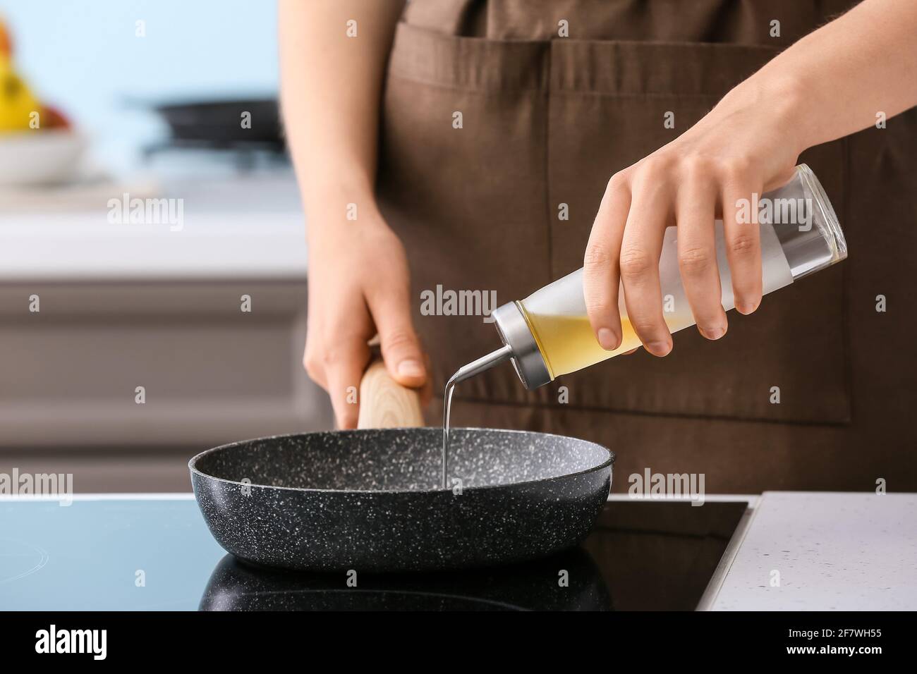 Process pouring oil pan hi-res stock photography and images - Alamy