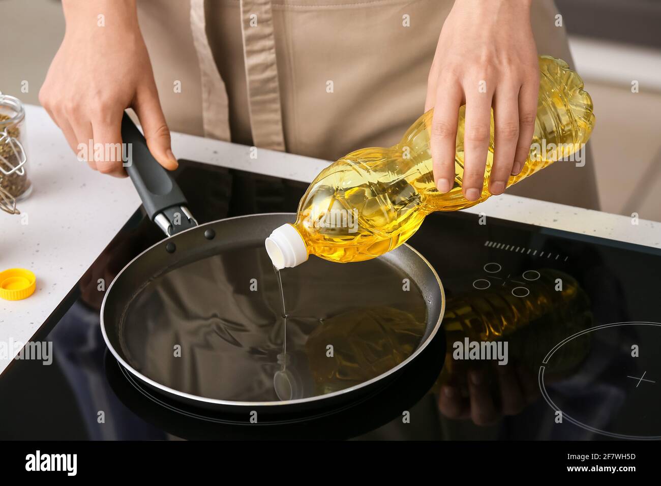 Gourmet chef pouring sunflower oil hi-res stock photography and images ...
