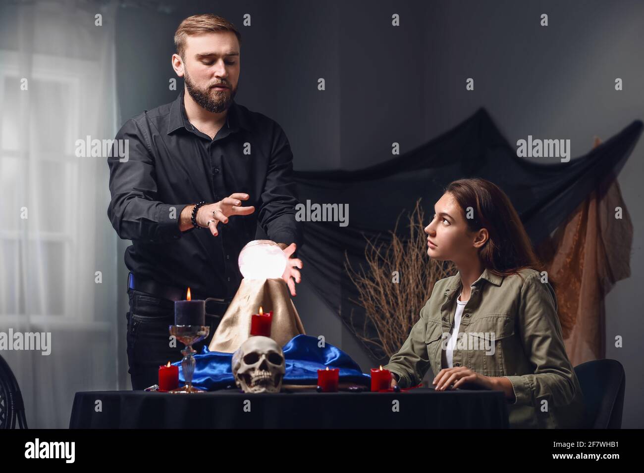 Clairvoyant telling client her future Stock Photo - Alamy
