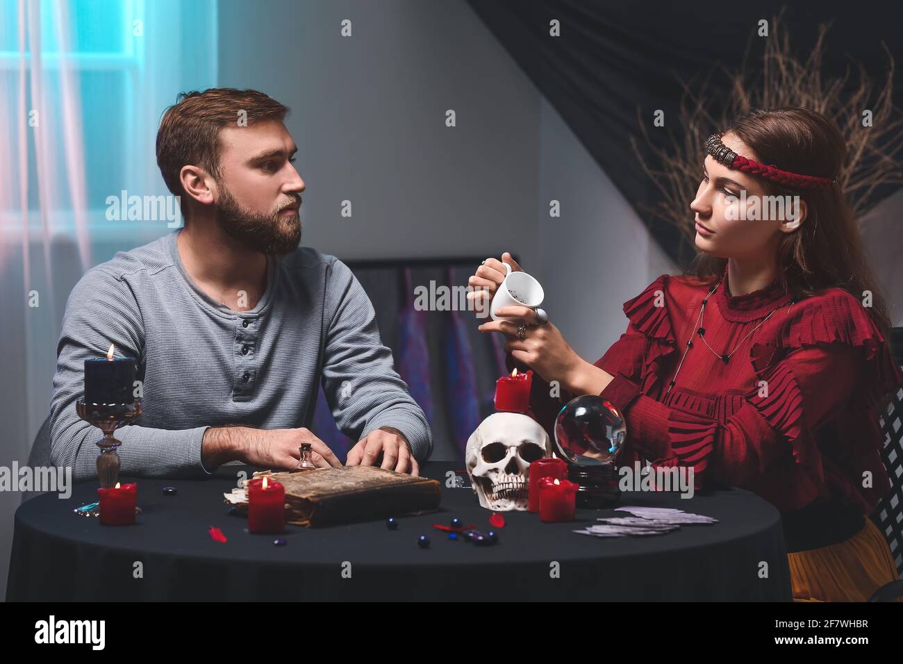 Clairvoyant telling client his future Stock Photo - Alamy