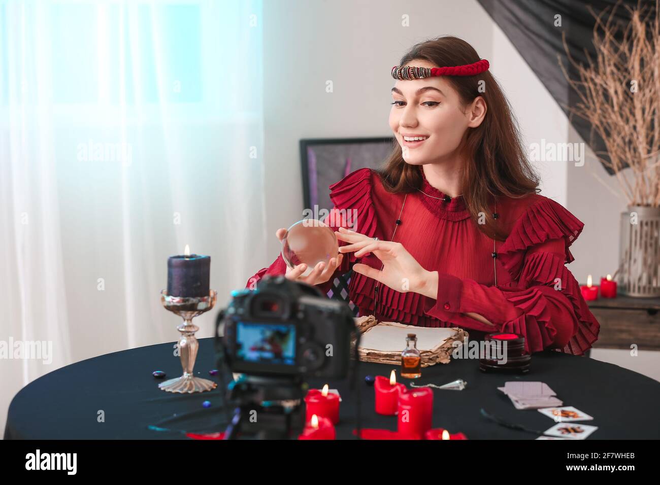 Fortune teller online hi-res stock photography and images - Alamy