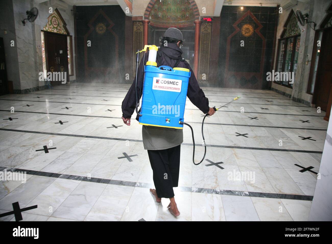 Mosque cleaning activities hi-res stock photography and images - Alamy