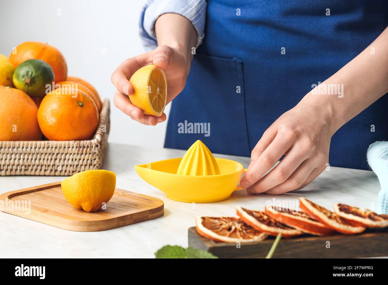 Squeezing an orange lemon hi-res stock photography and images - Alamy