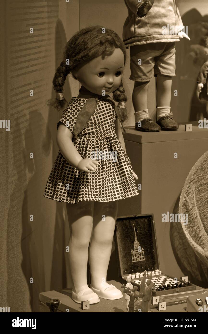 Vintage dolls heads hi-res stock photography and images - Alamy