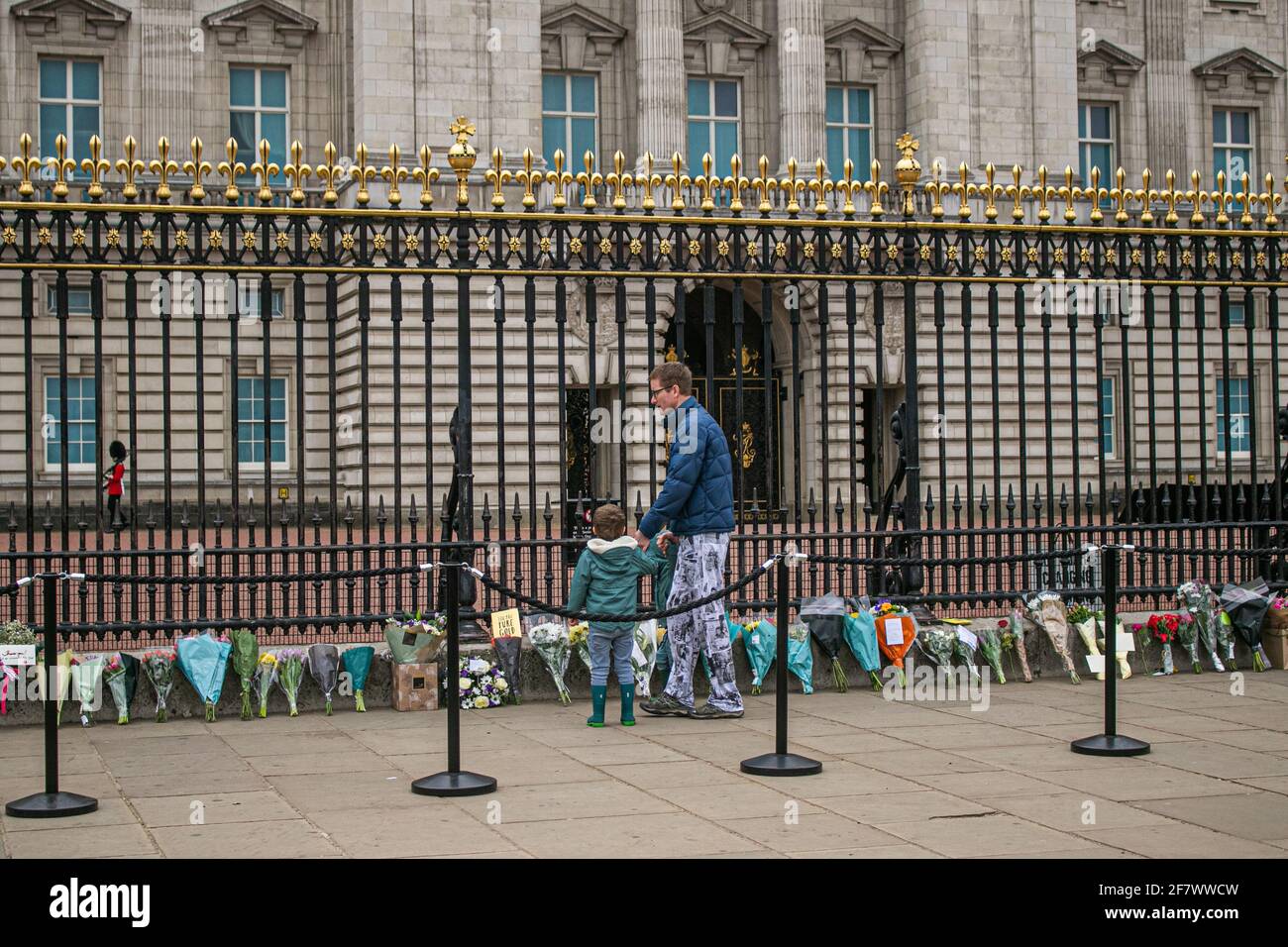 BUCKINGHAM PALACE LONDON, UK 9 April 2021. A stready stream of mourners ...