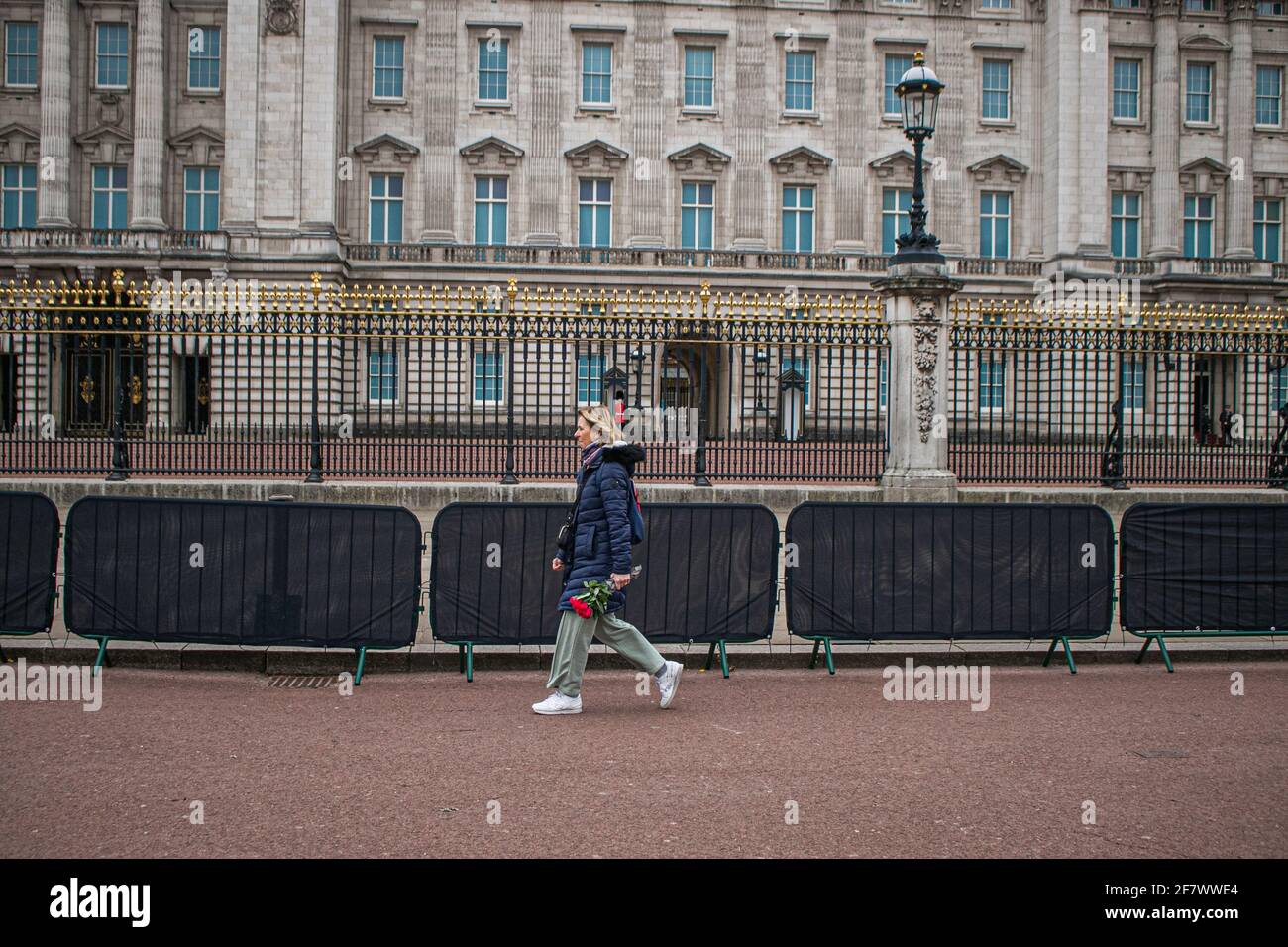BUCKINGHAM PALACE LONDON, UK 9 April 2021. A stready stream of mourners ...