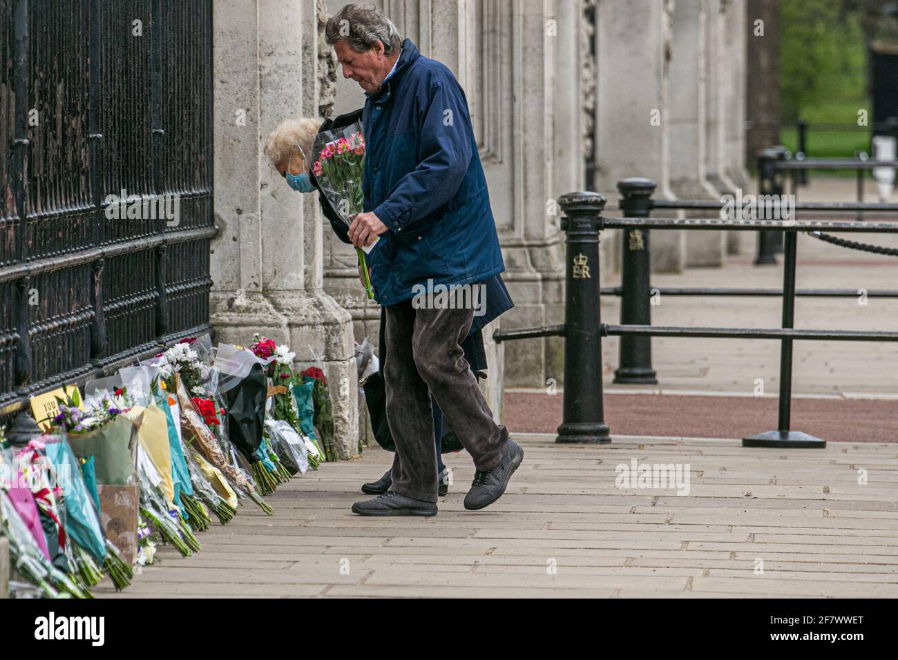 BUCKINGHAM PALACE LONDON, UK 9 April 2021. A stready stream of mourners ...