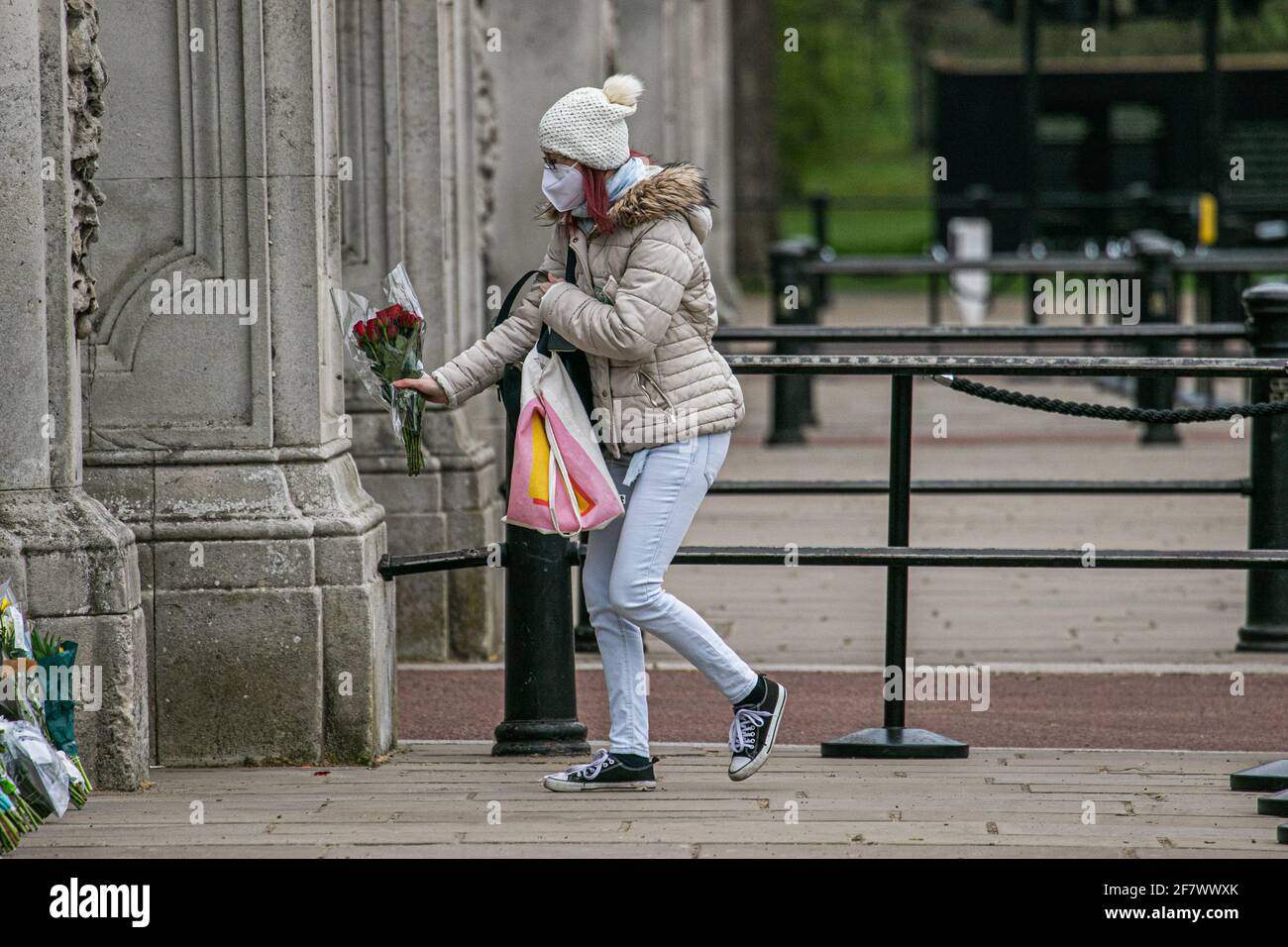 BUCKINGHAM PALACE LONDON, UK 9 April 2021. A stready stream of mourners ...
