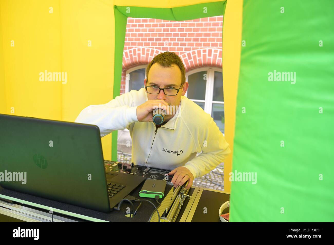 Loud sounds hi-res stock photography and images - Alamy