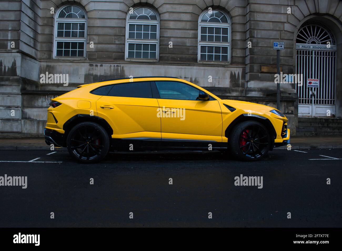 Giallo yellow hi-res stock photography and images - Alamy