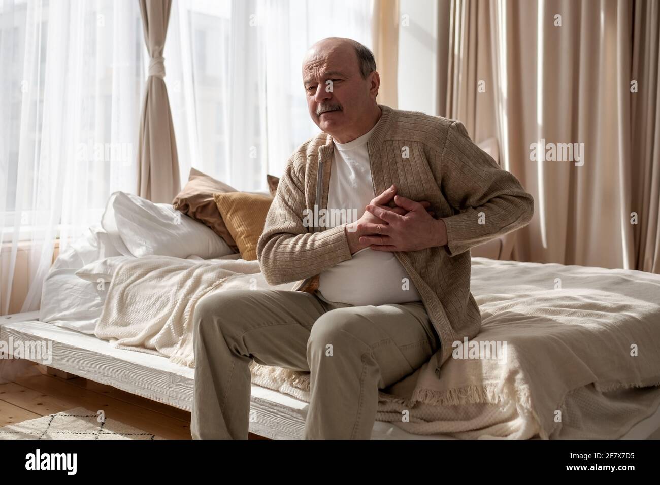Man heart attack sitting hi-res stock photography and images - Alamy