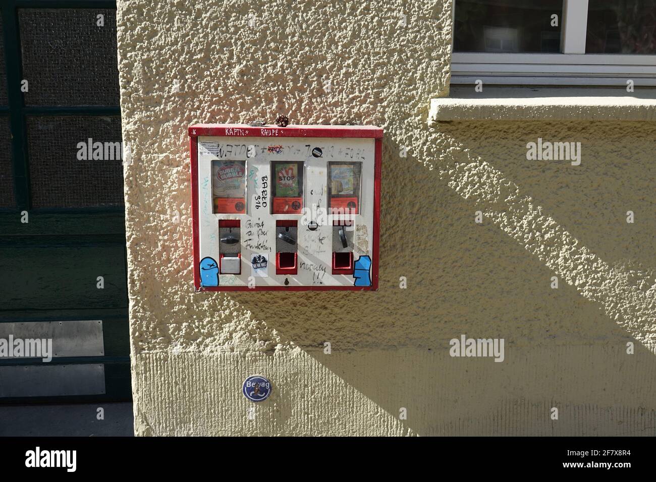 Chewing gum machine hi-res stock photography and images - Alamy