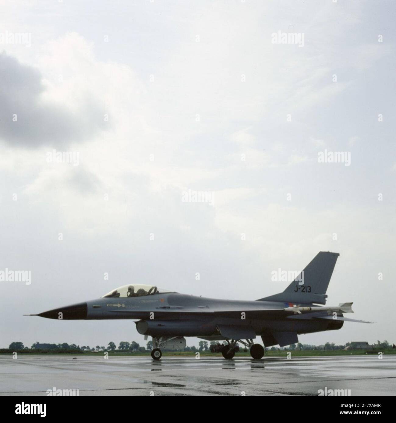Side view of General Dynamics F-16A Stock Photo - Alamy
